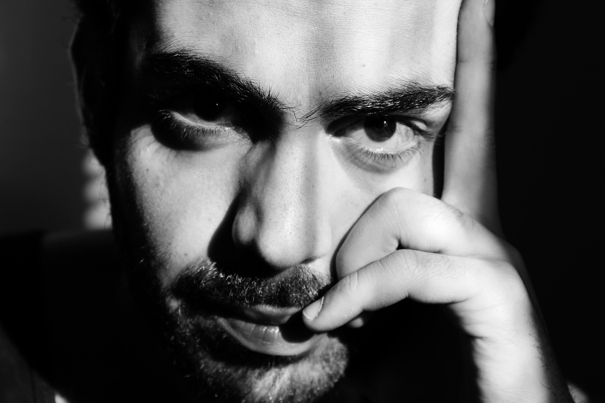 مجموعه کامل عکس و والپیپر بهرام نورایی | کیفیت بالا + دانلود